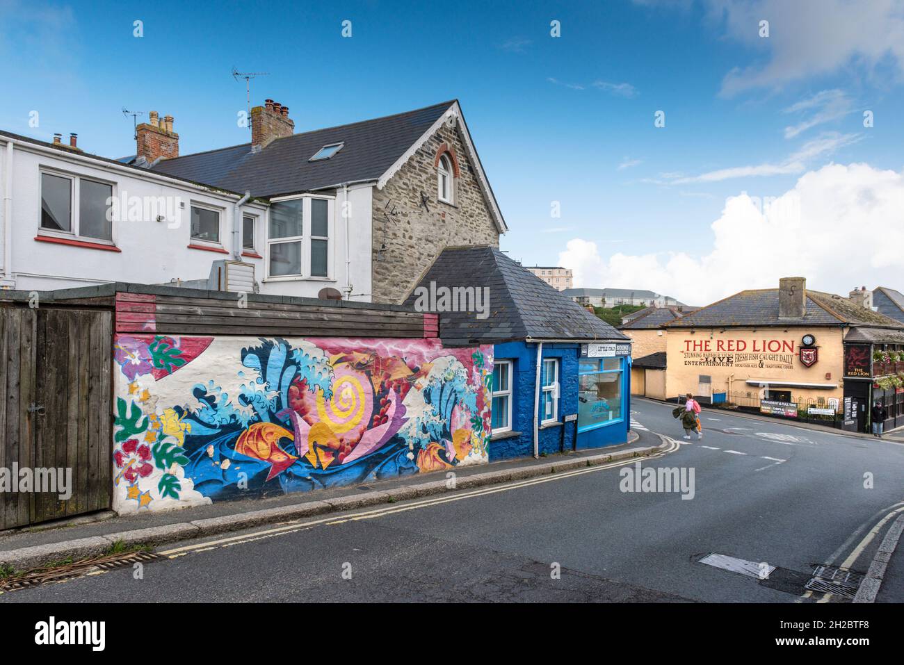 Newquay street scene hi-res stock photography and images - Alamy