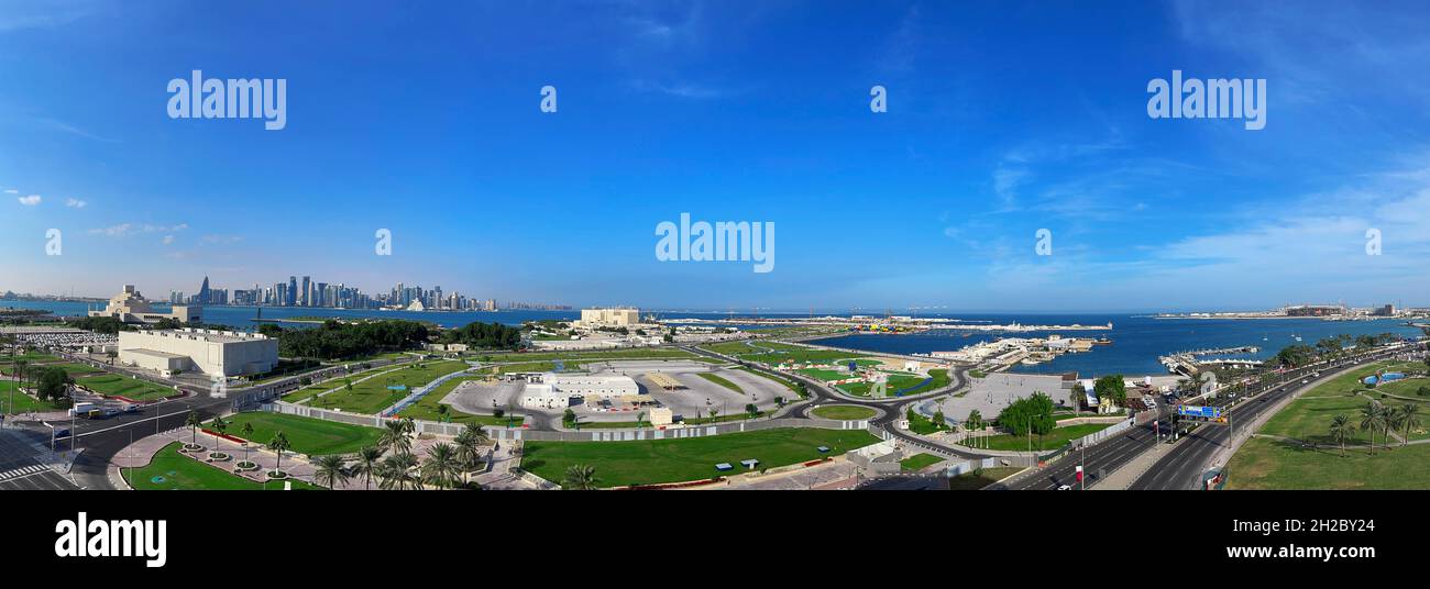 Doha corniche doha qatar hi-res stock photography and images - Alamy