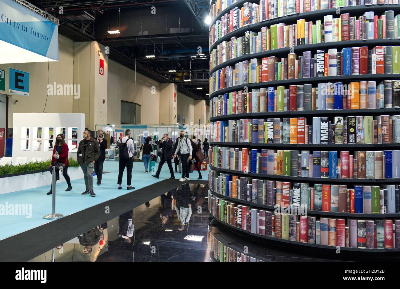 Crowded library books hi-res stock photography and images - Alamy