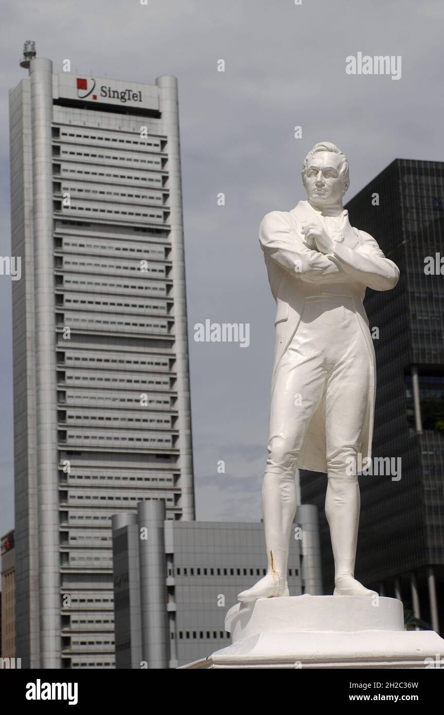 white statue of Sir Stamford Raffles in Singapore, Singapore Stock Photo - Alamy