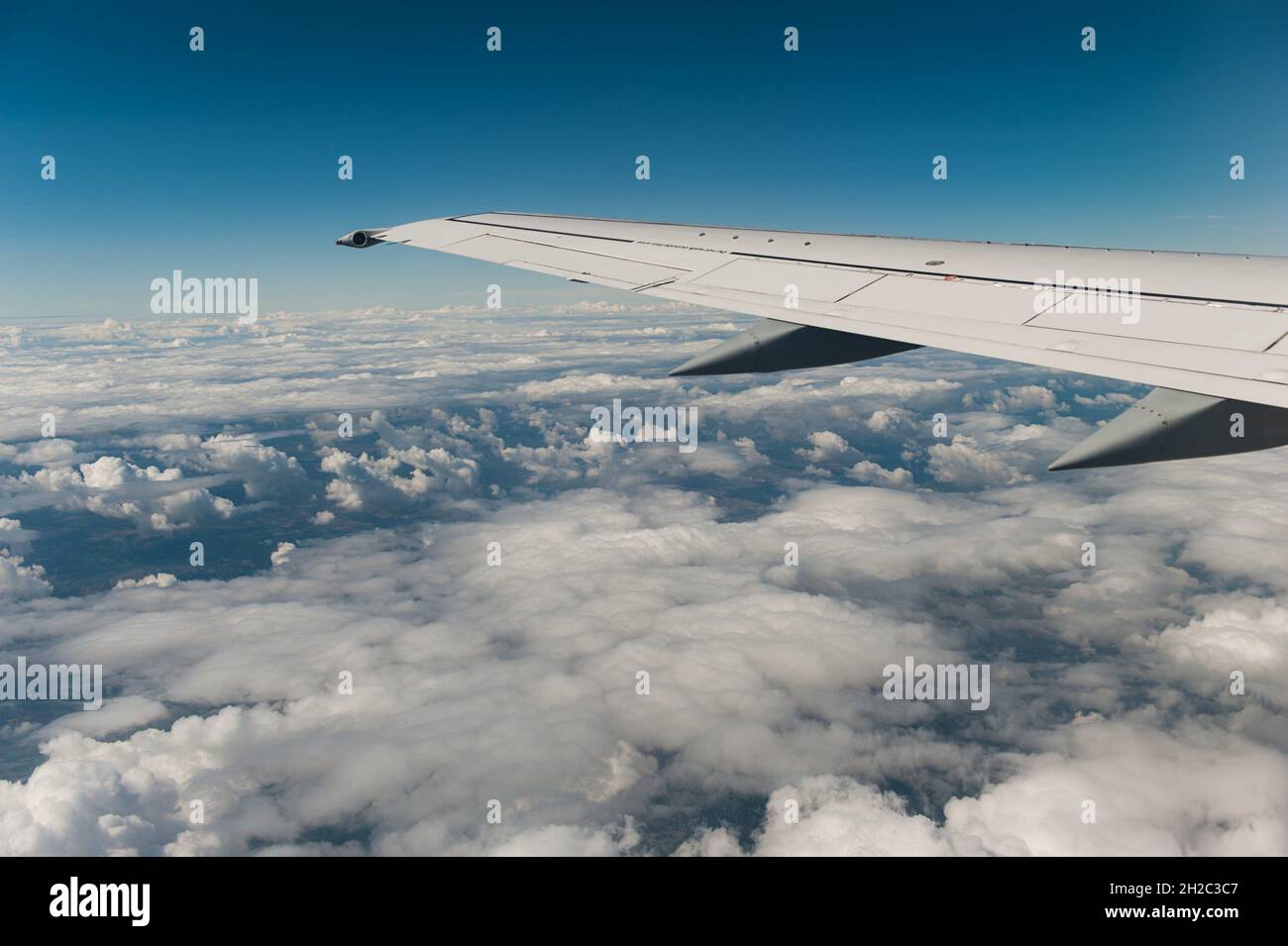 Airplanes from above hi-res stock photography and images - Alamy
