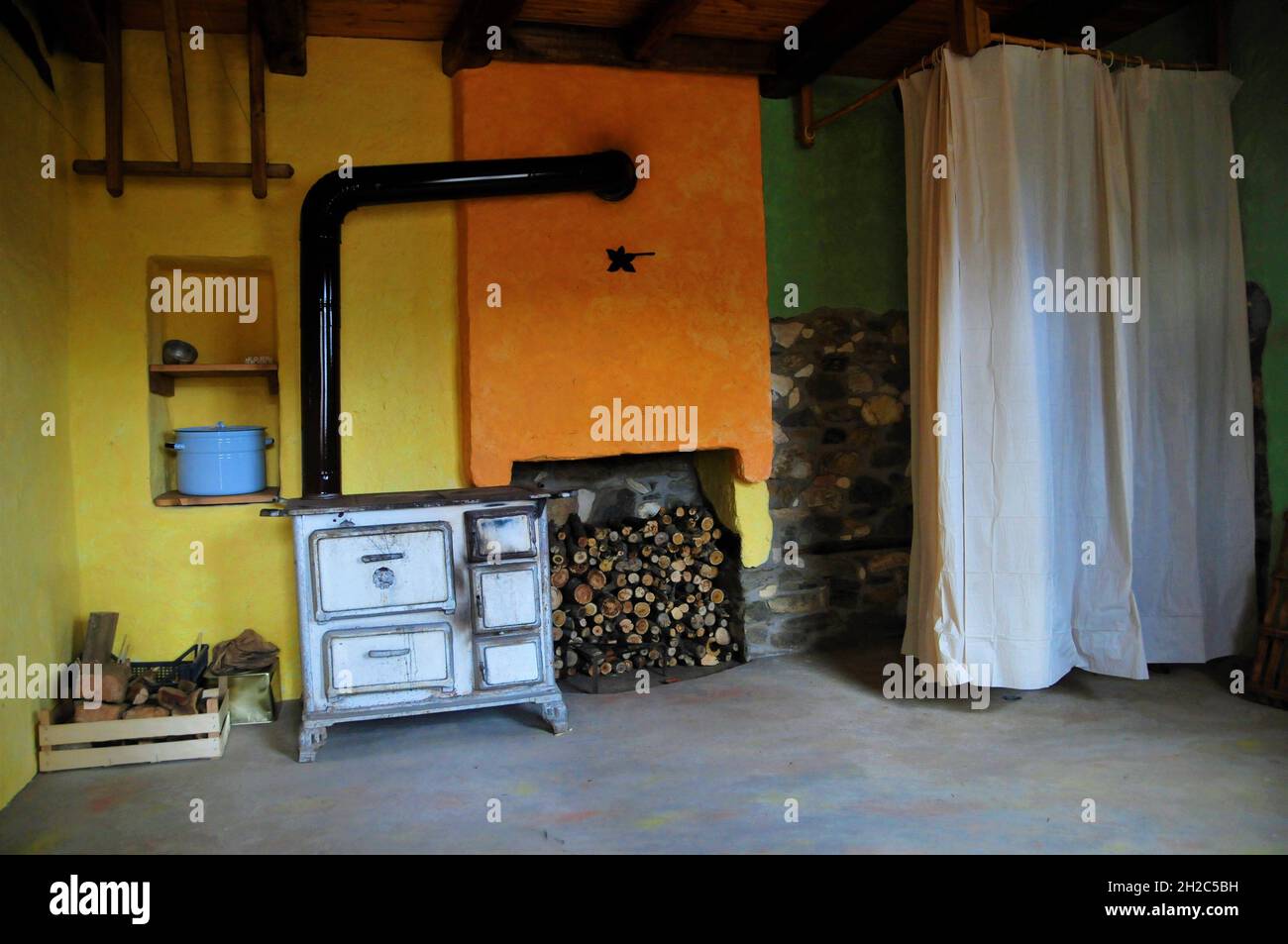 Mud house painted with natural colors from the inside Stock Photo - Alamy