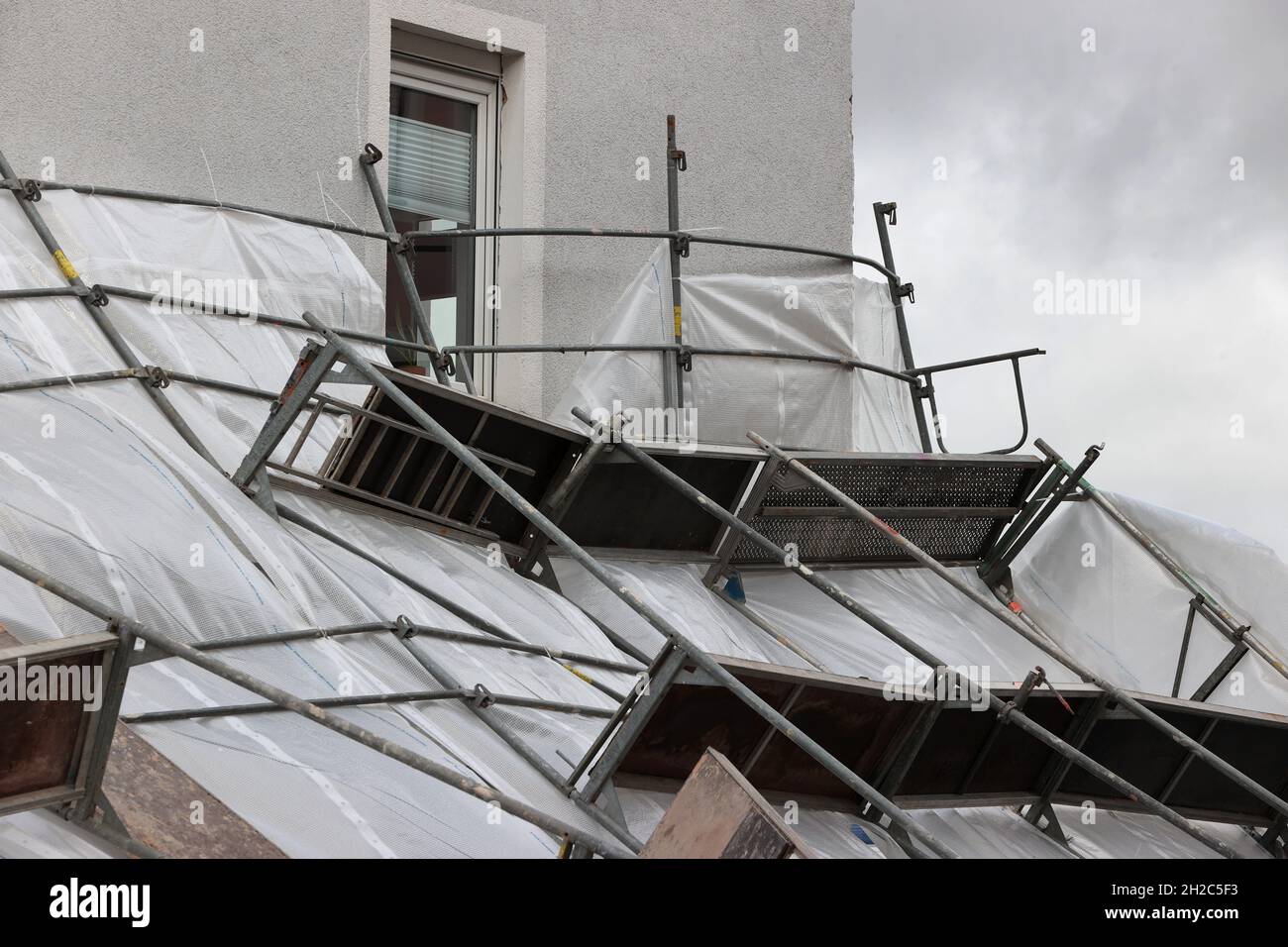 21 October 2021, Bavaria, Würzburg: Scaffolding blown over by the storm ...