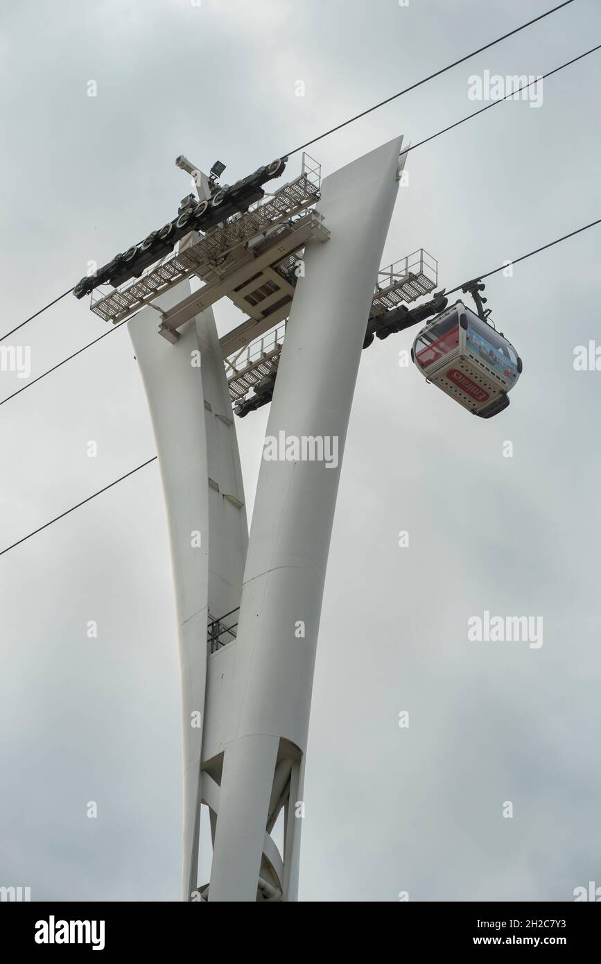 The Emirates cable car over the River Thames, London, UK Stock Photo ...