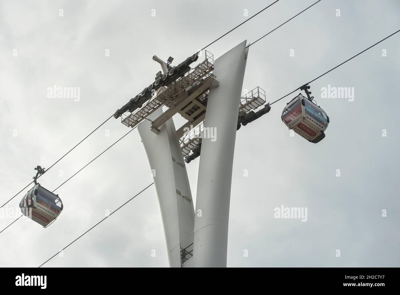 The Emirates cable car over the River Thames, London, UK Stock Photo ...