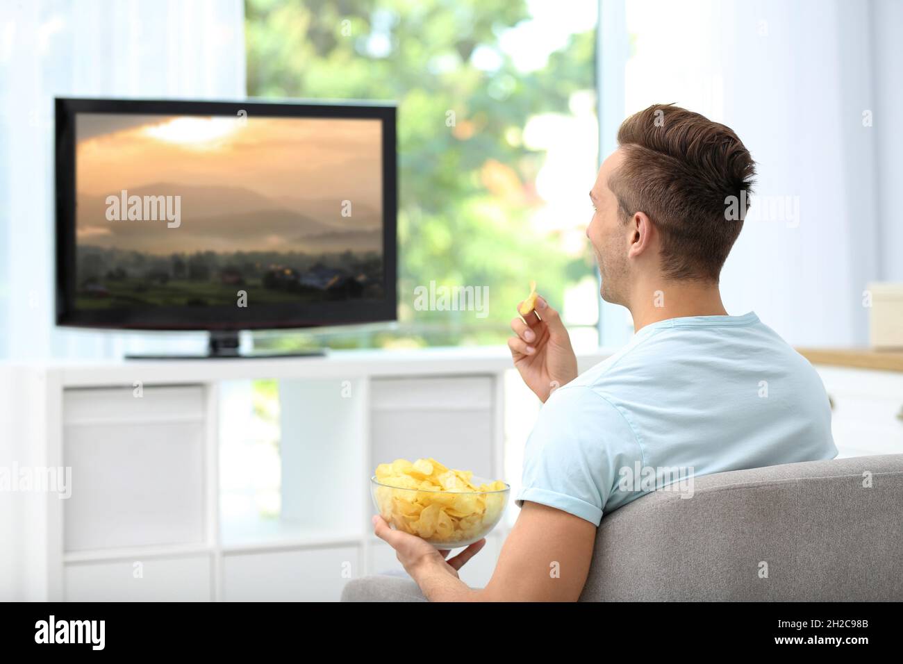 Man eating crisps television hi-res stock photography and images - Alamy
