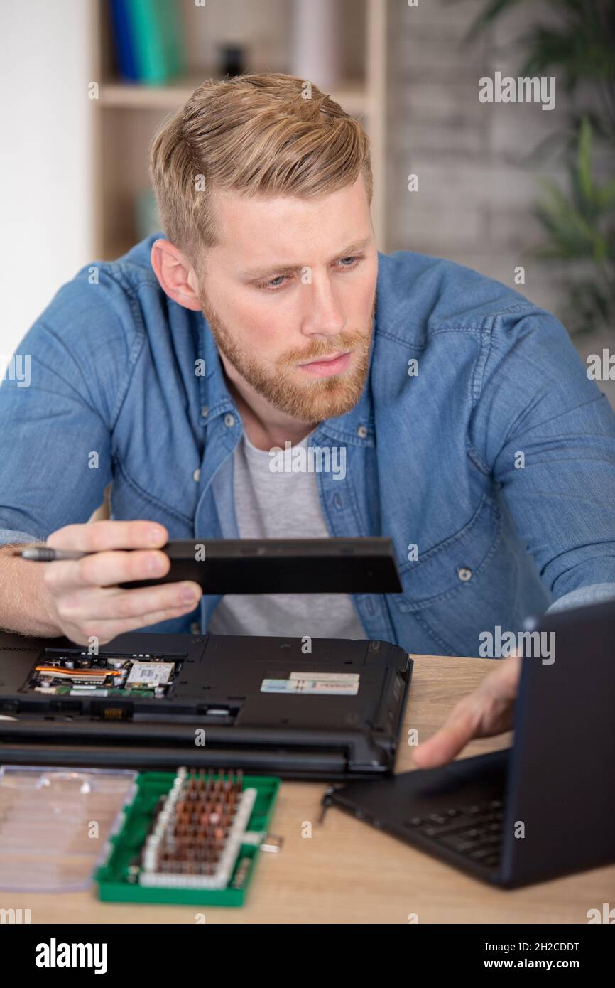 Man repairs one computer hi-res stock photography and images - Alamy