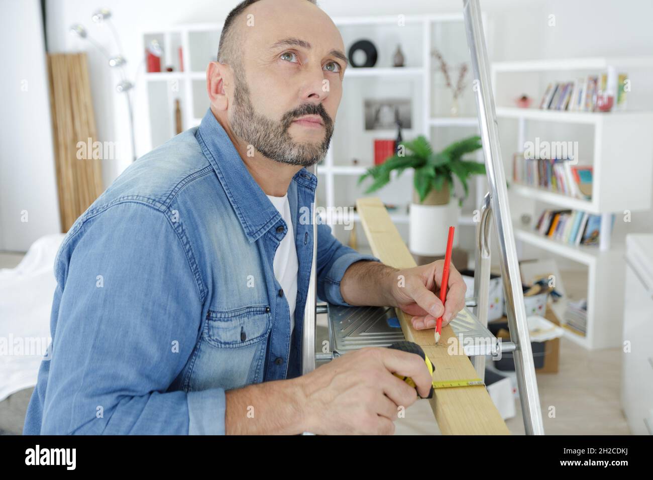 man carpenter use measuring tape measure wood Stock Photo - Alamy
