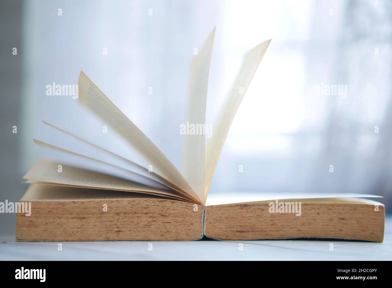 Open books on a table hi-res stock photography and images - Alamy