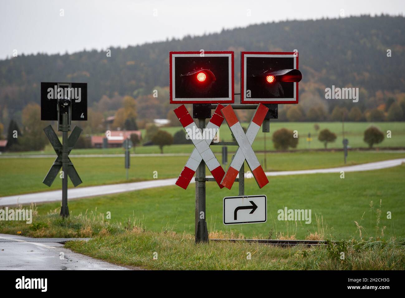 Warngau, Germany. 21st Oct, 2021. Red signals to stop at an ungated ...