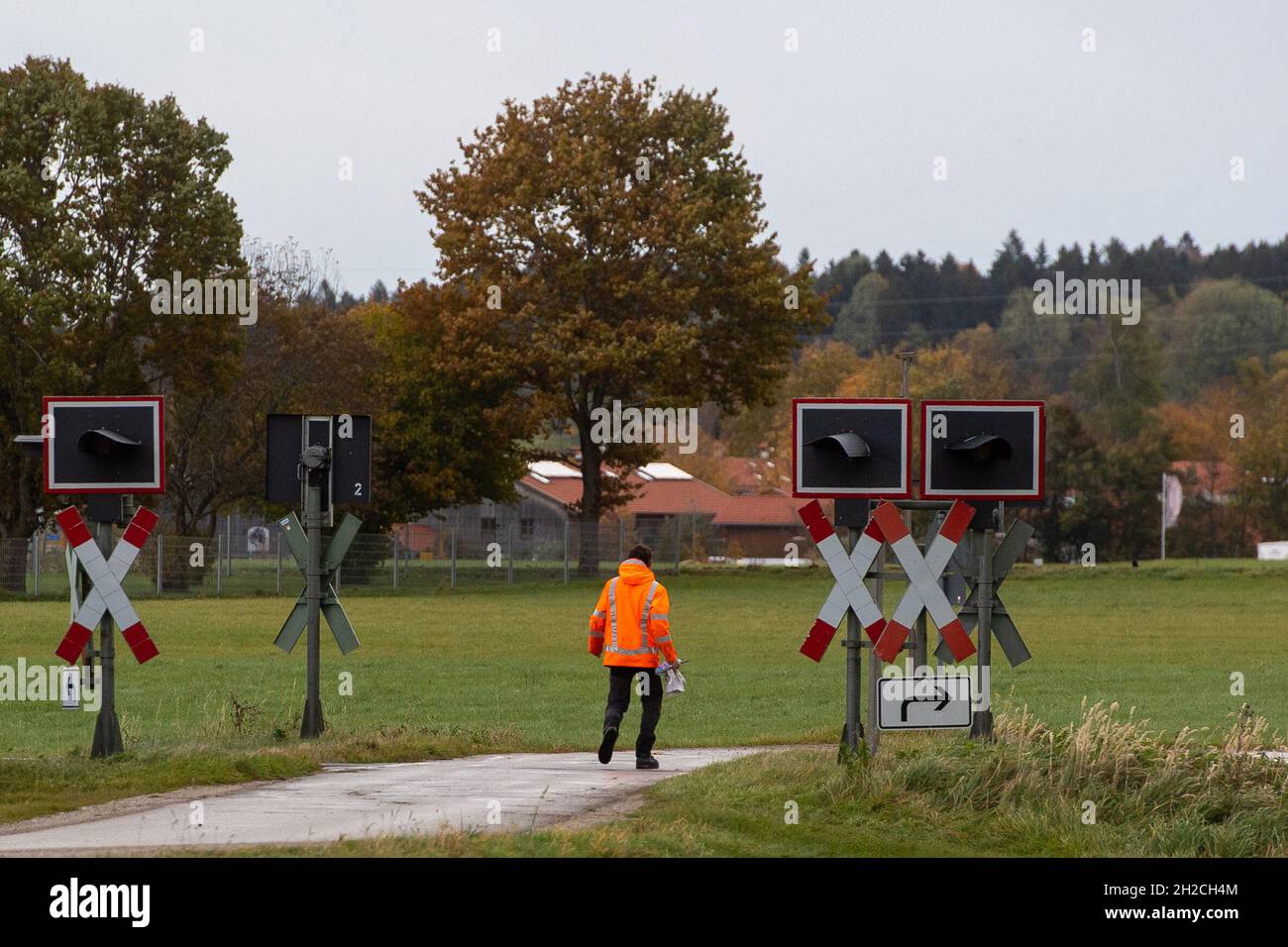 Ungated level crossing hi-res stock photography and images - Alamy