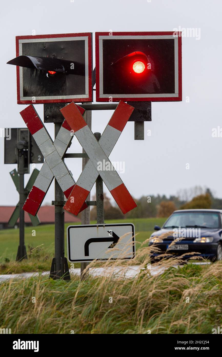 Ungated level crossing hi-res stock photography and images - Alamy