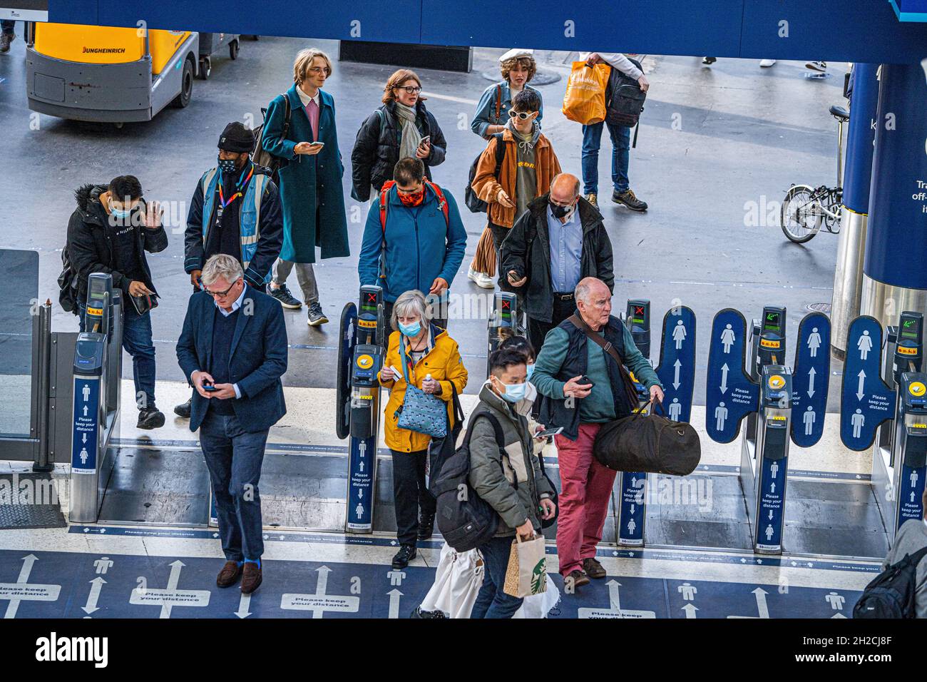 Commuters arriving waterloo station hi-res stock photography and images ...