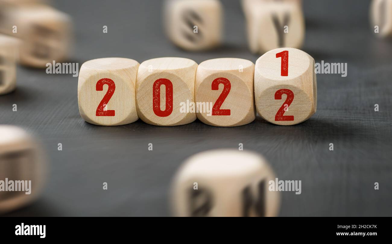 Letter dice with the numbers 2021 and 2022 Stock Photo - Alamy