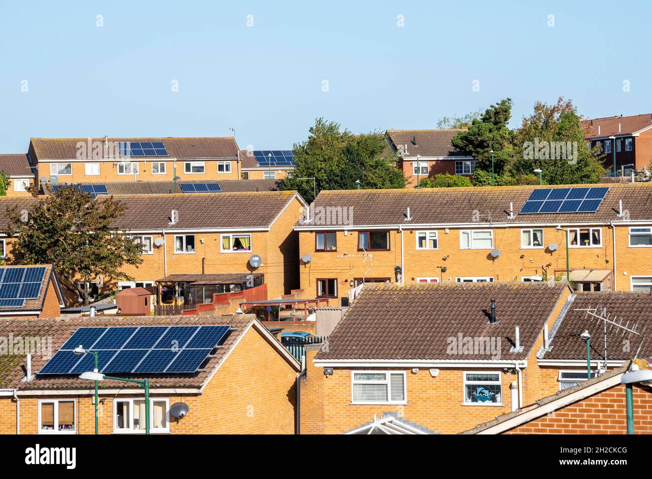 Solar panels houses rooftops uk hi-res stock photography and images - Alamy