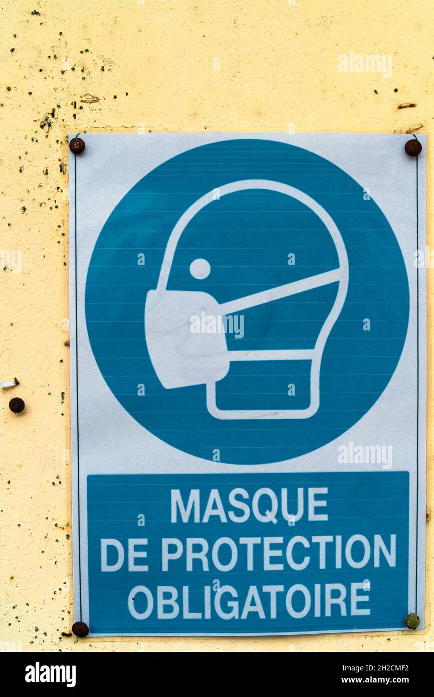 Honfleur, France - August 4, 2021: A french sign for mandatory wearing ...