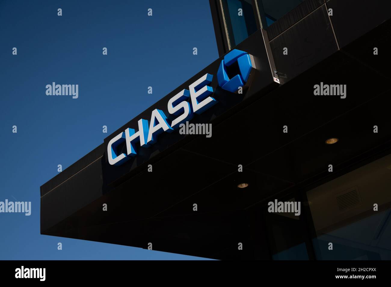 Chase bank logo hi-res stock photography and images - Alamy