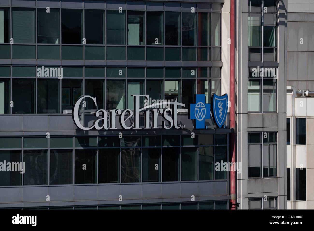 Medical shield logo hi-res stock photography and images - Alamy