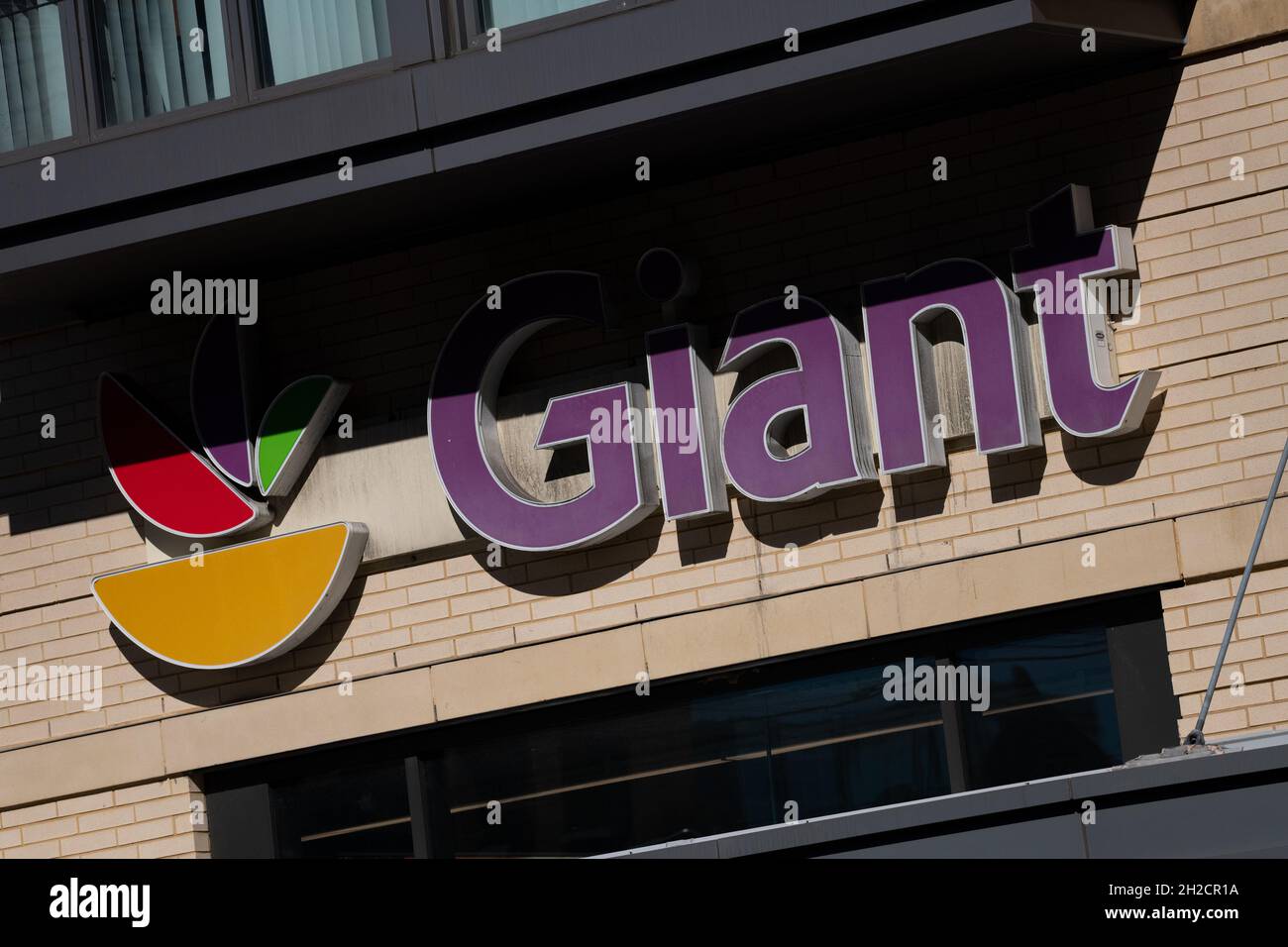 Supermarket income logo hi-res stock photography and images - Alamy
