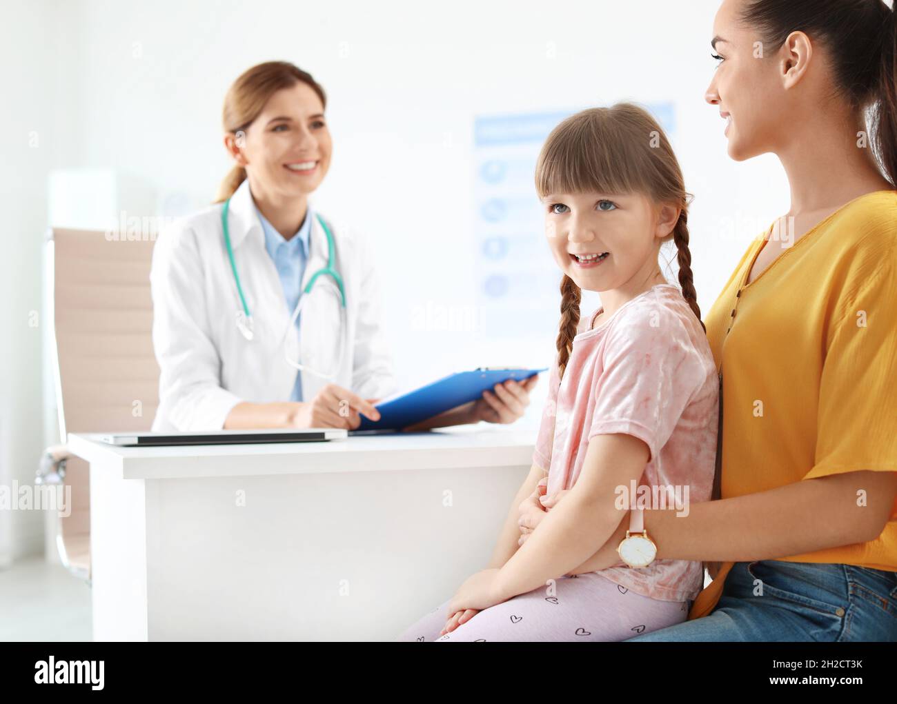 Little girl with parent visiting children's doctor in hospital Stock ...