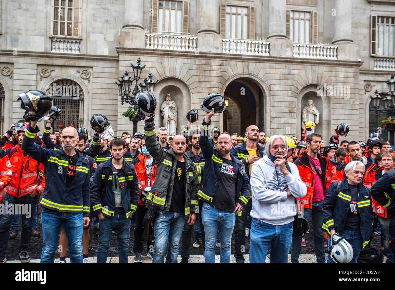 Barcelona, Catalonia, Spain. 21st Oct, 2021. Firefighters protesters ...