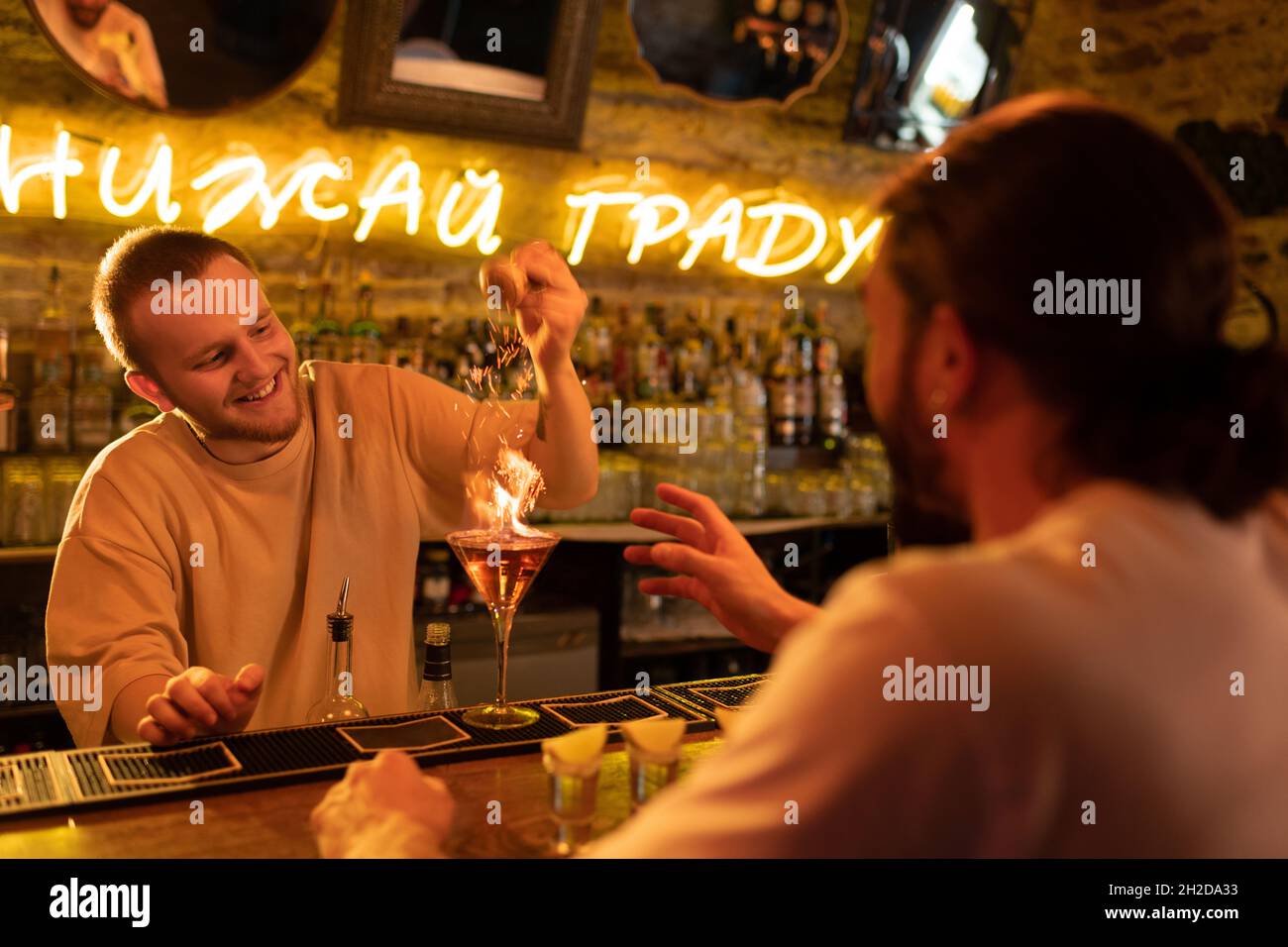 Pub serve busy hi-res stock photography and images - Alamy