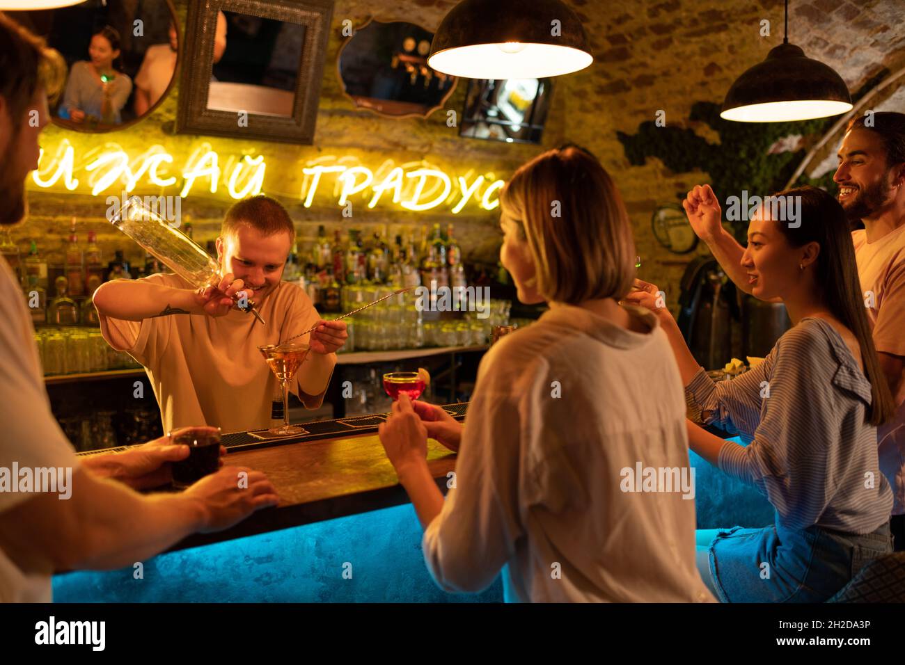 Happy worker counter hi-res stock photography and images - Alamy