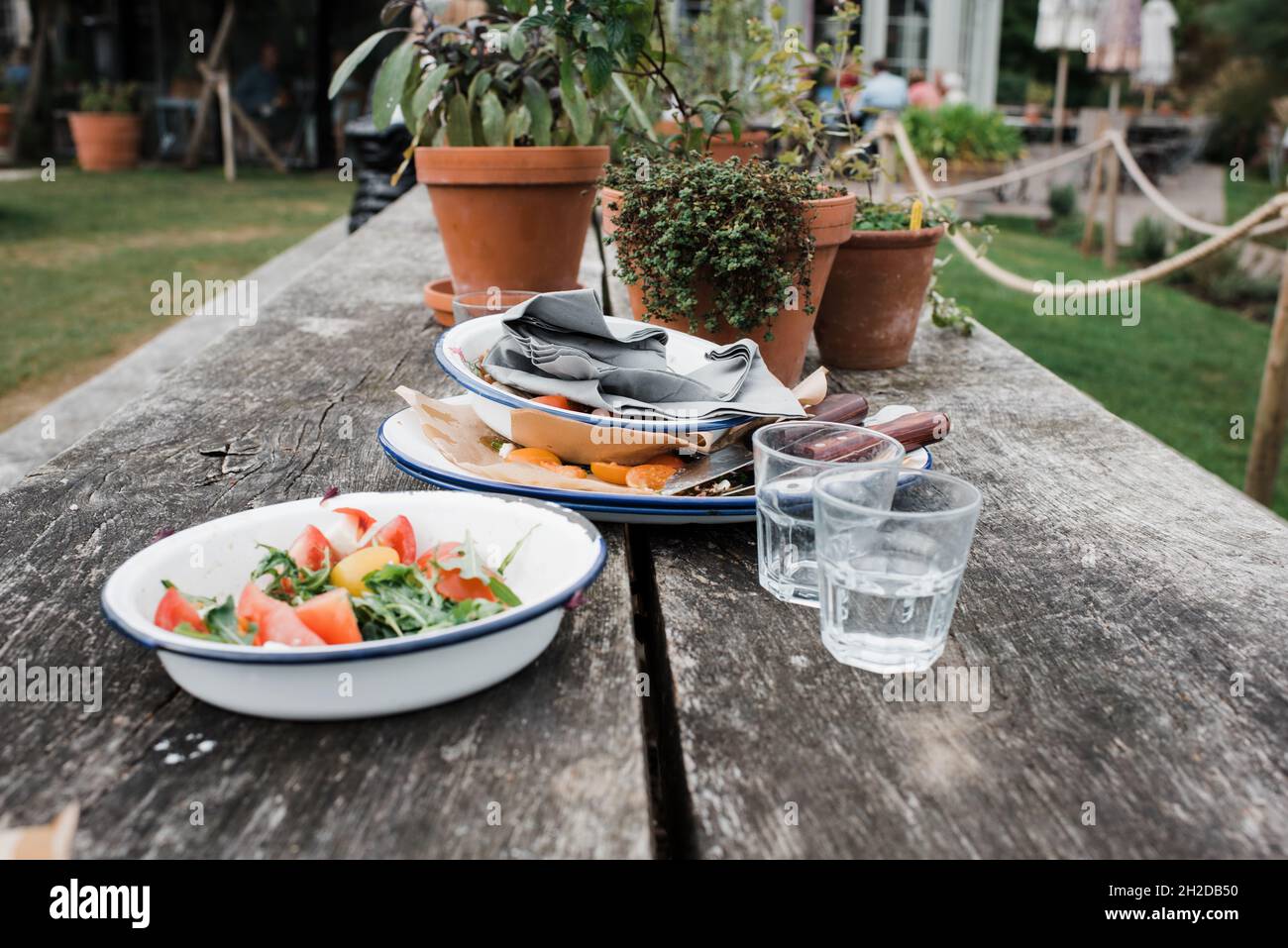 Finished dishes hi-res stock photography and images - Alamy