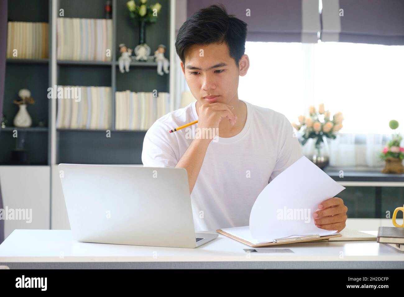 Working and learning hi-res stock photography and images - Alamy