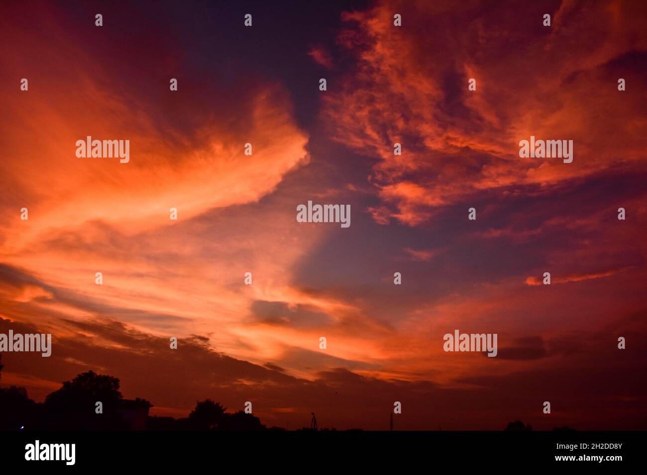 Mesmerizing shot bright sunset hi-res stock photography and images - Alamy