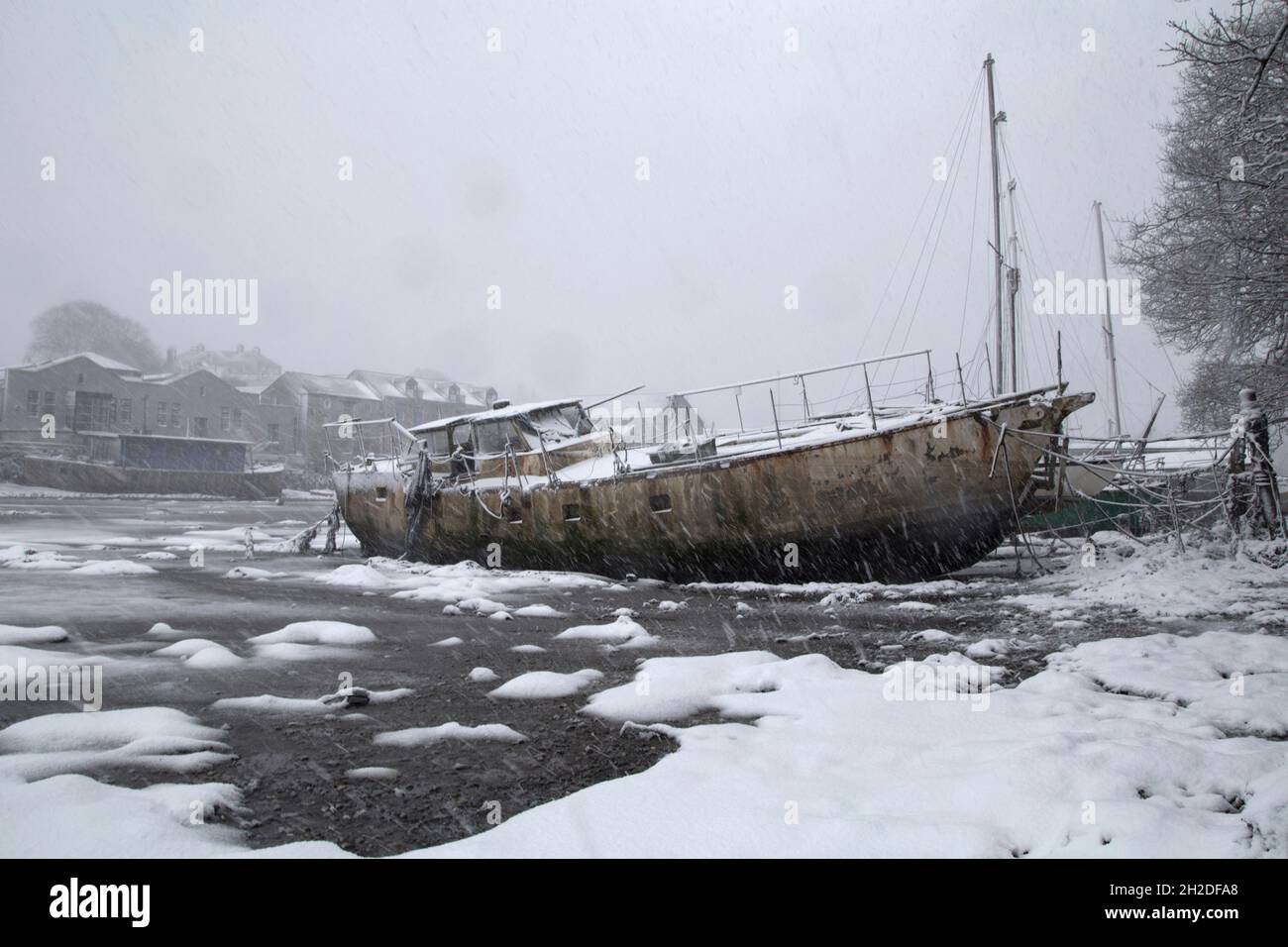 Boat in snow hi-res stock photography and images - Alamy