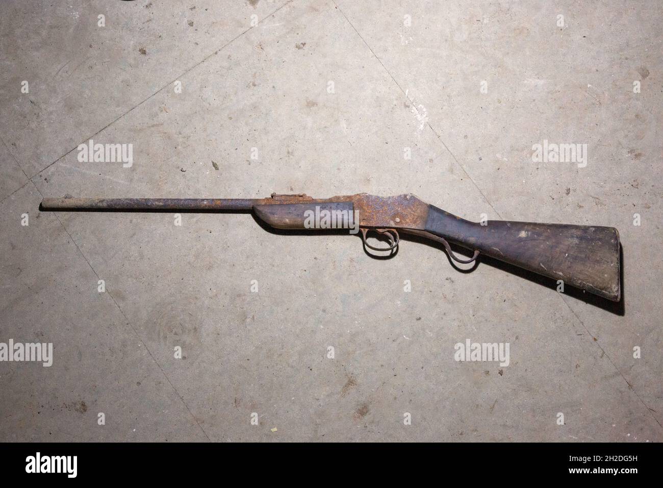 Old hunting rifle hi-res stock photography and images - Alamy