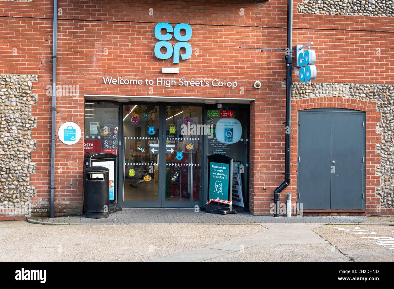 Co op store entrance hi-res stock photography and images - Alamy