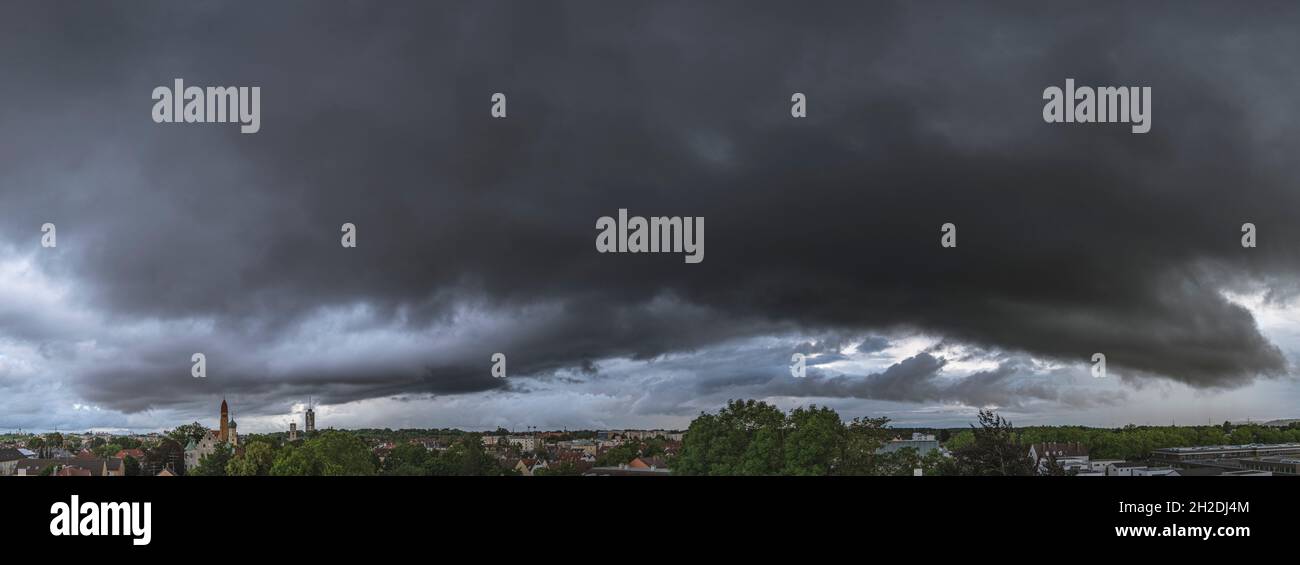 Incoming storm with heavy rain and wild cloudy skies Stock Photo - Alamy