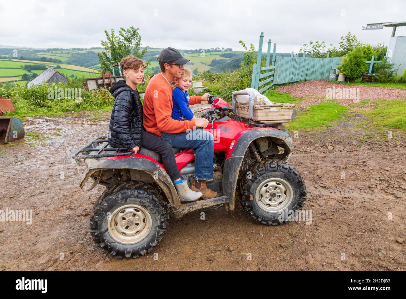 Quad bike farm england hi-res stock photography and images - Alamy