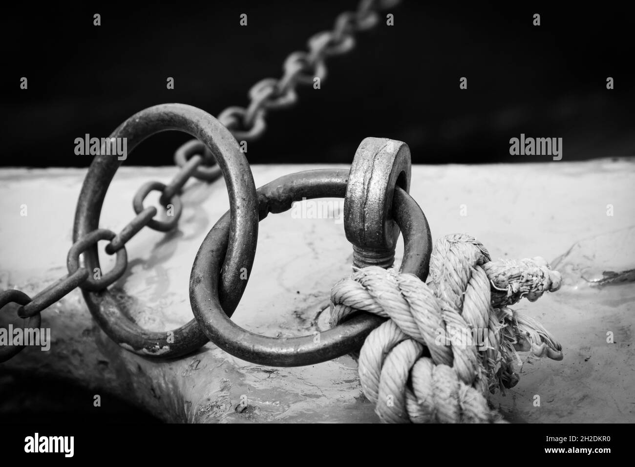 Metal ring knot Black and White Stock Photos & Images - Alamy