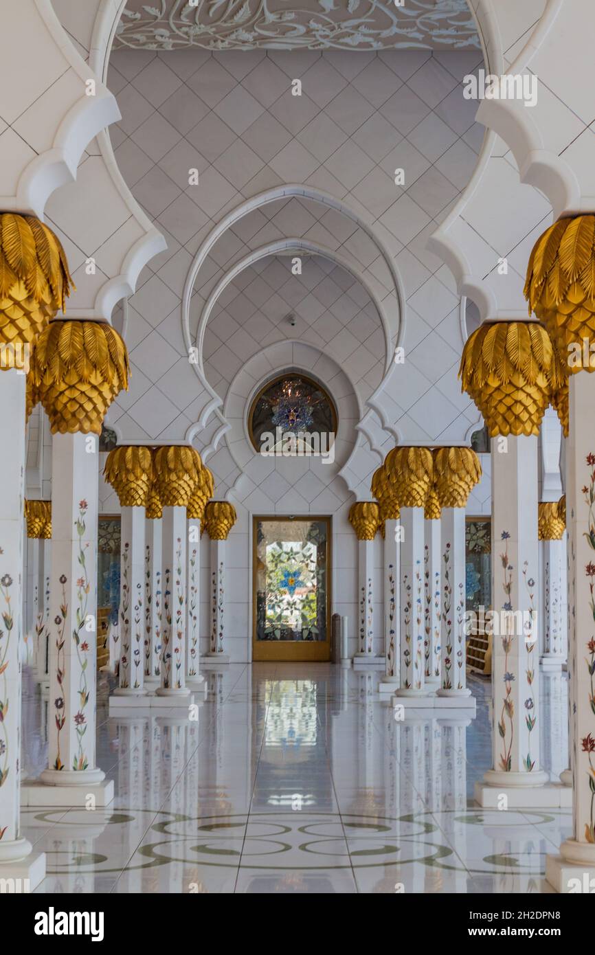 Walkway around Sheikh Zayed Grand Mosque in Abu Dhabi, the capital city ...