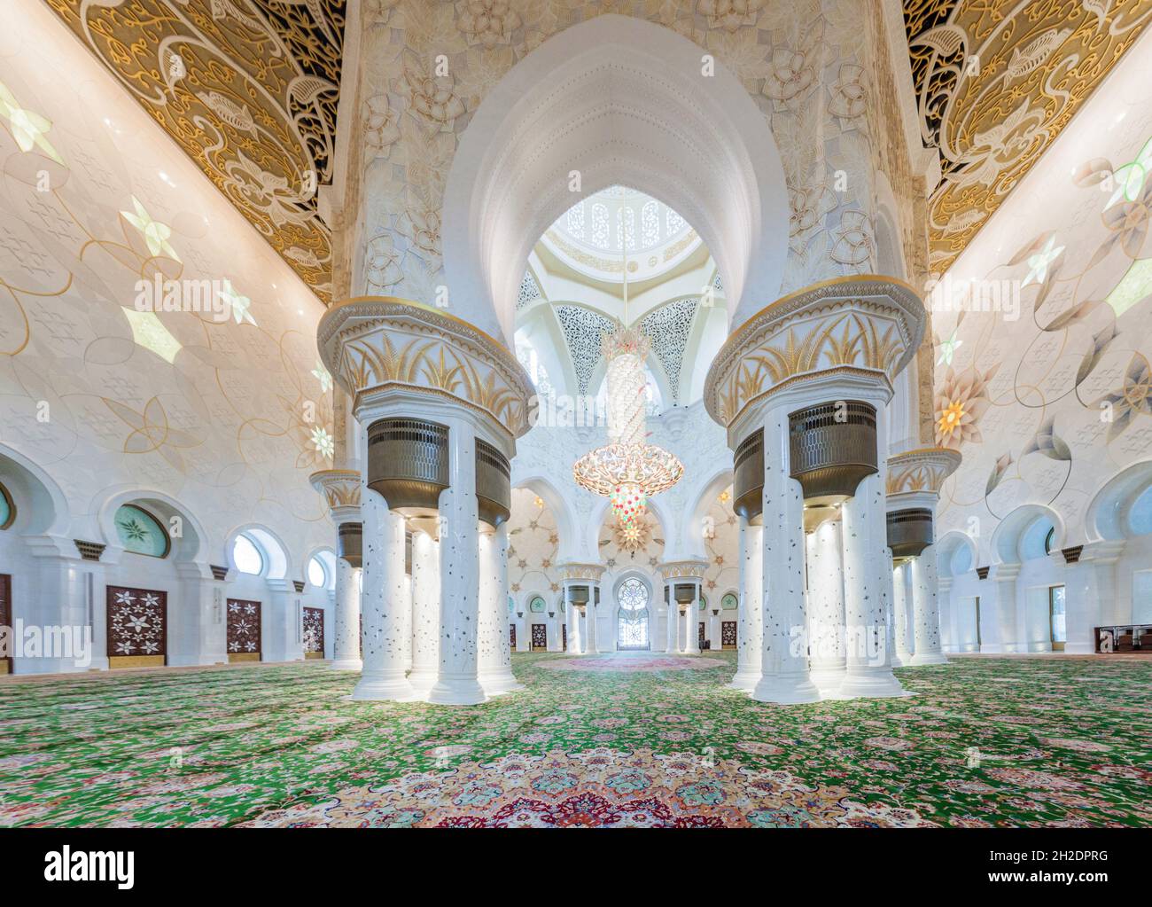 Interior of Sheikh Zayed Grand Mosque in Abu Dhabi, United Arab ...