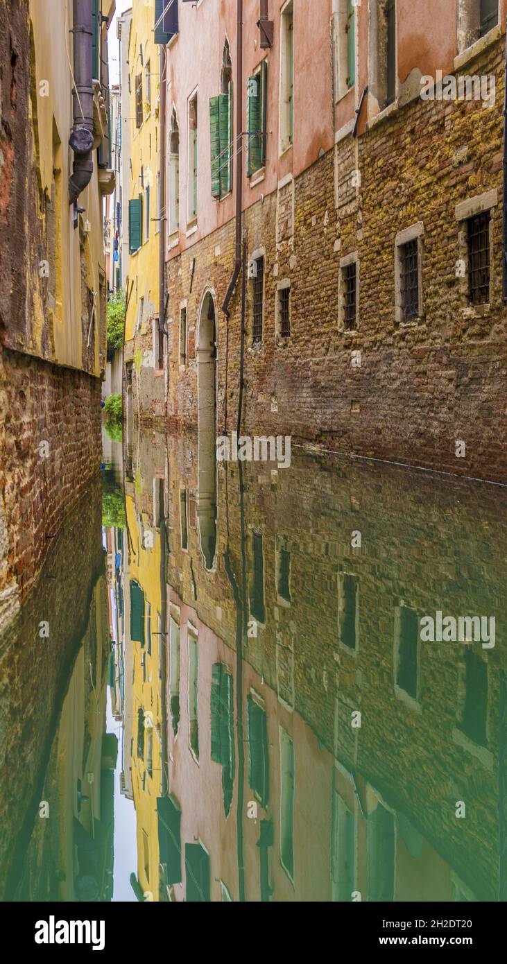 Aspect ratio vertical hi-res stock photography and images - Alamy