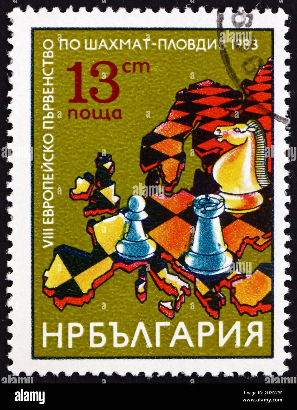 BULGARIA - CIRCA 1983: a stamp printed in Bulgaria shows chess pieces ...