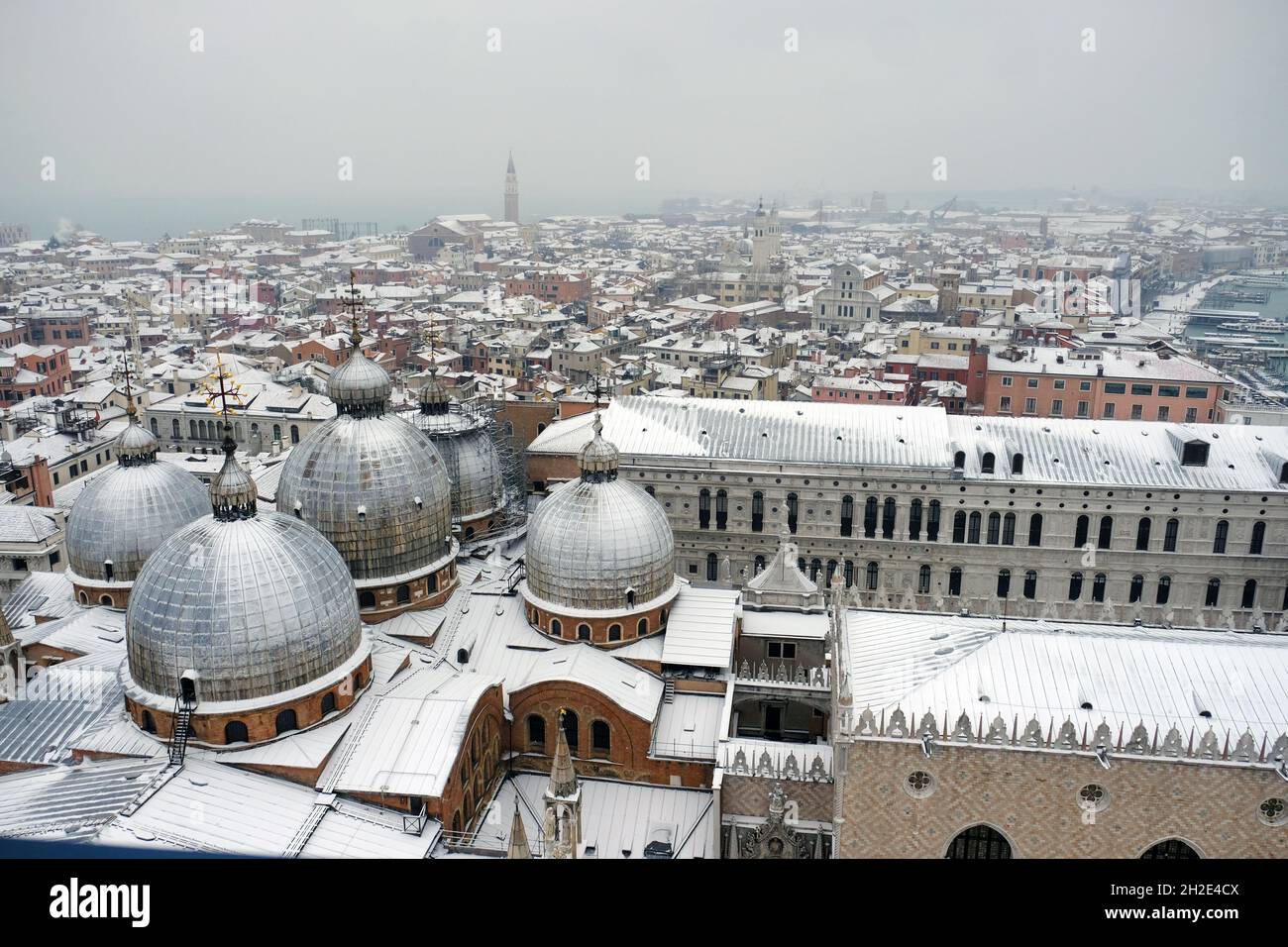 Snow covers the northern Italian city of Venice during its first snow ...