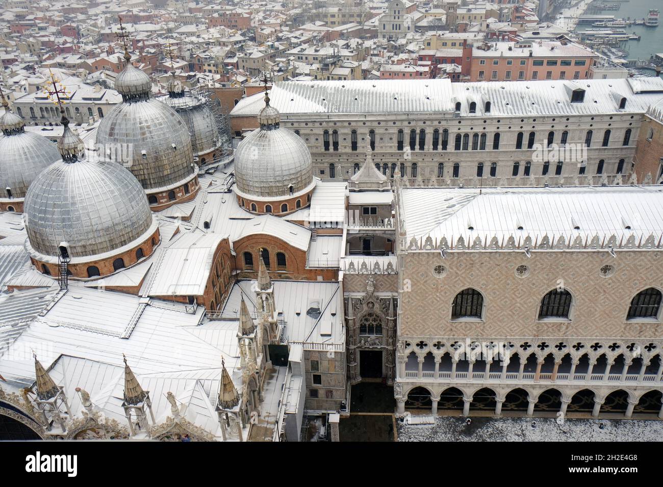 Snow covers the northern Italian city of Venice during its first snow ...