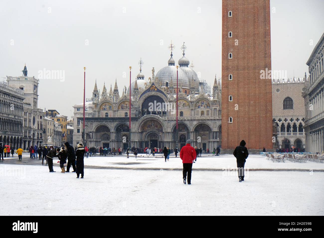 Snow covers the northern Italian city of Venice during its first snow ...