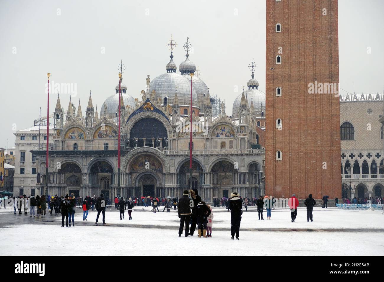 Snow covers the northern Italian city of Venice during its first snow ...