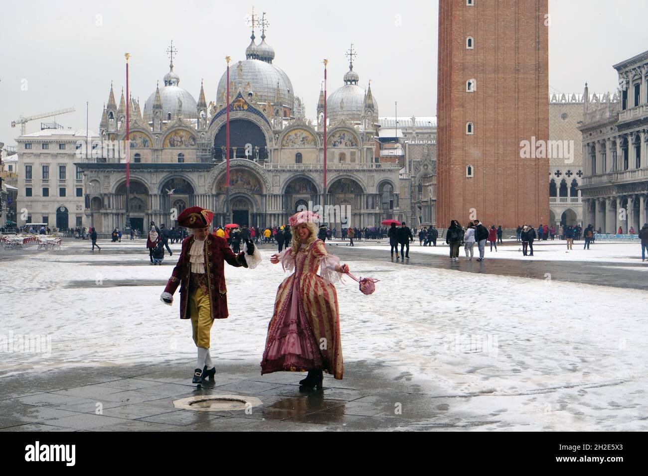Snow covers the northern Italian city of Venice during its first snow ...