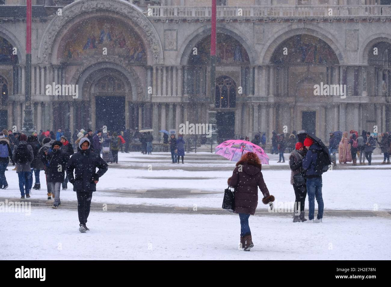 Snow covers the northern Italian city of Venice during its first snow ...