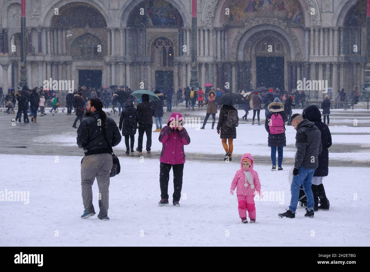 Snow covers the northern Italian city of Venice during its first snow ...