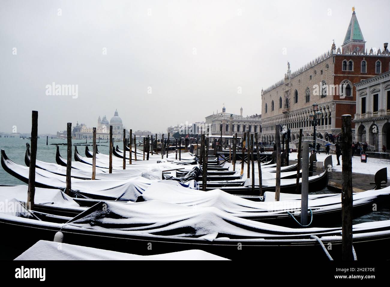 Snow covers the northern Italian city of Venice during its first snow ...