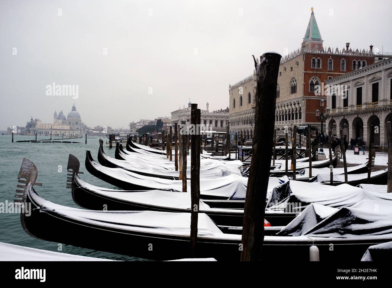 Snow covers the northern Italian city of Venice during its first snow ...