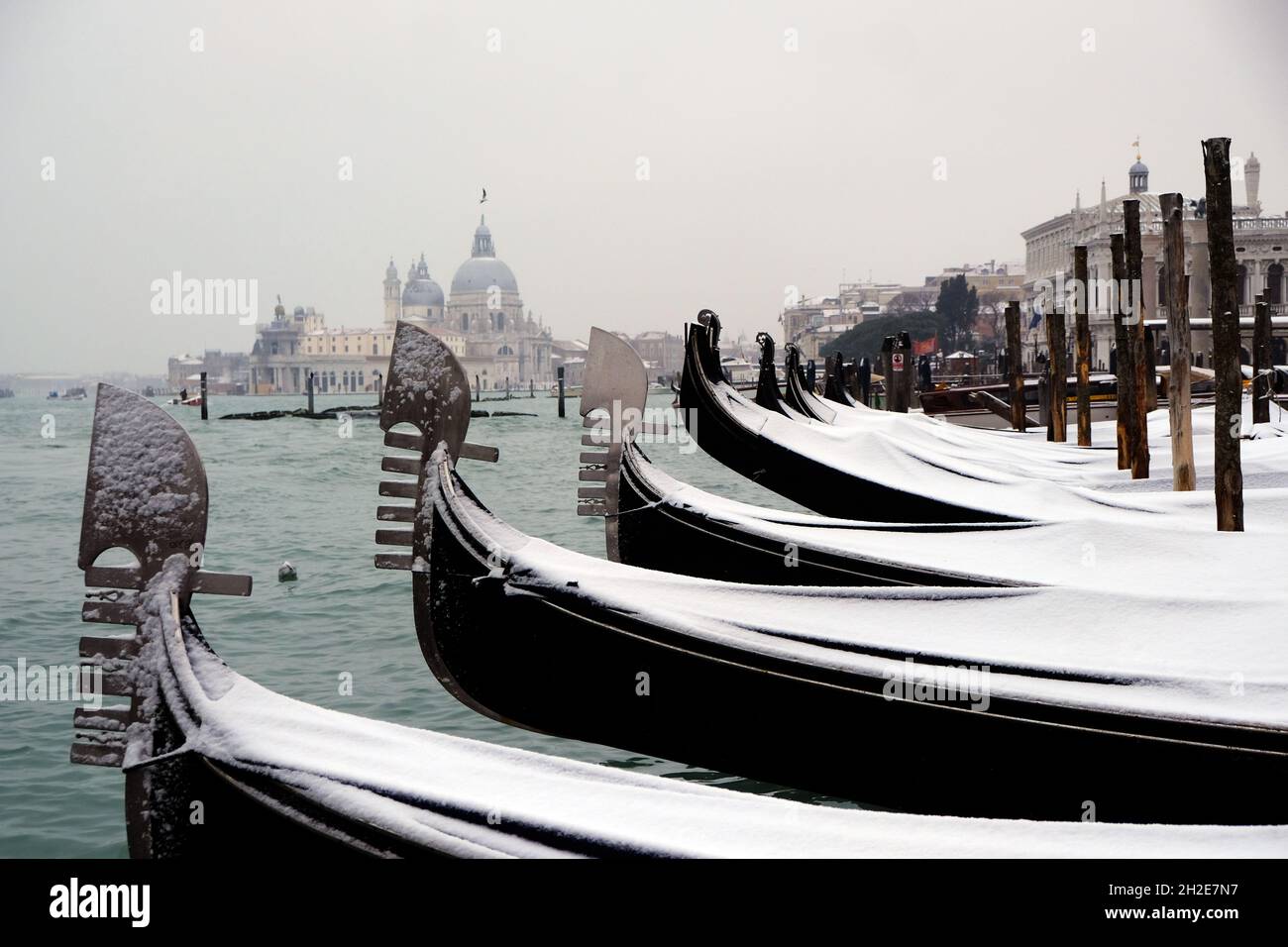 Snow covers the northern Italian city of Venice during its first snow ...